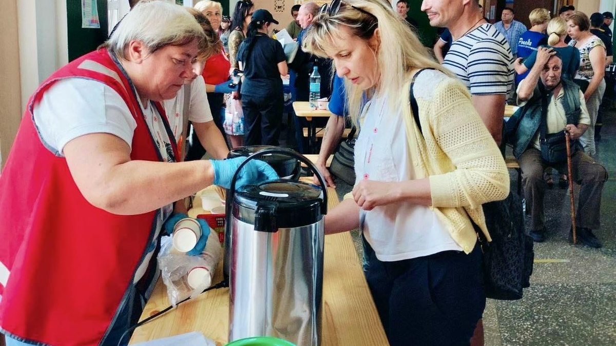 Team of URCS Rivne regional organization welcomes 8th evacuation train from Donetsk region