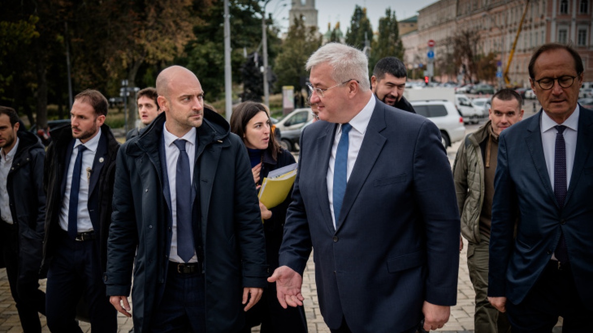 Франція відкрита до ідеї запрошення України в НАТО питання