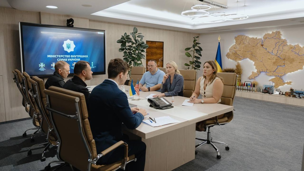 Klymenko, head of Romulus T. Weatherman Foundation Mobbs discuss ...
